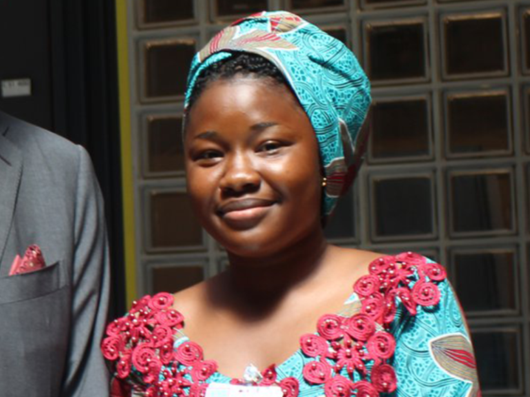 Hadjara Fadila, jeune femme refugiée qui se bat pour sa communauté ...